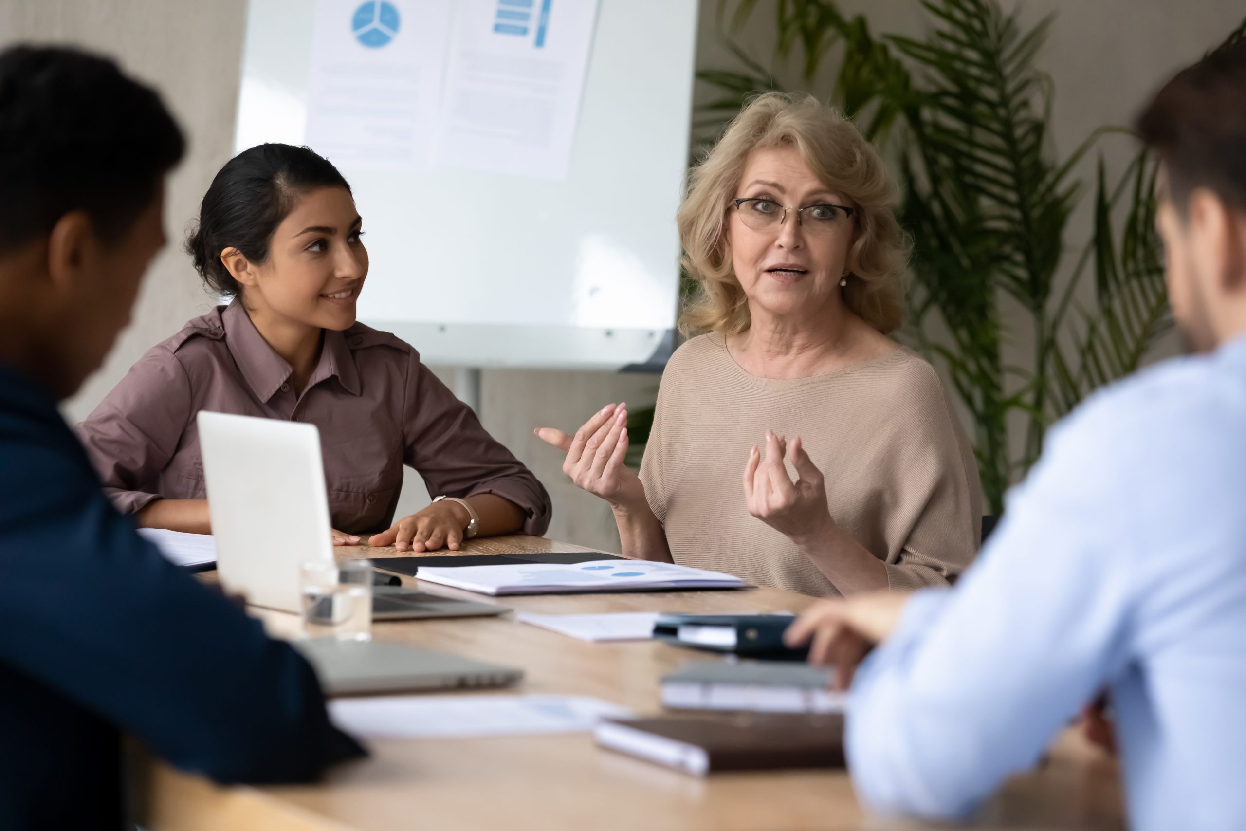 Dod o hyd i waith yn 50 oed a throsodd - JobHelp Welsh